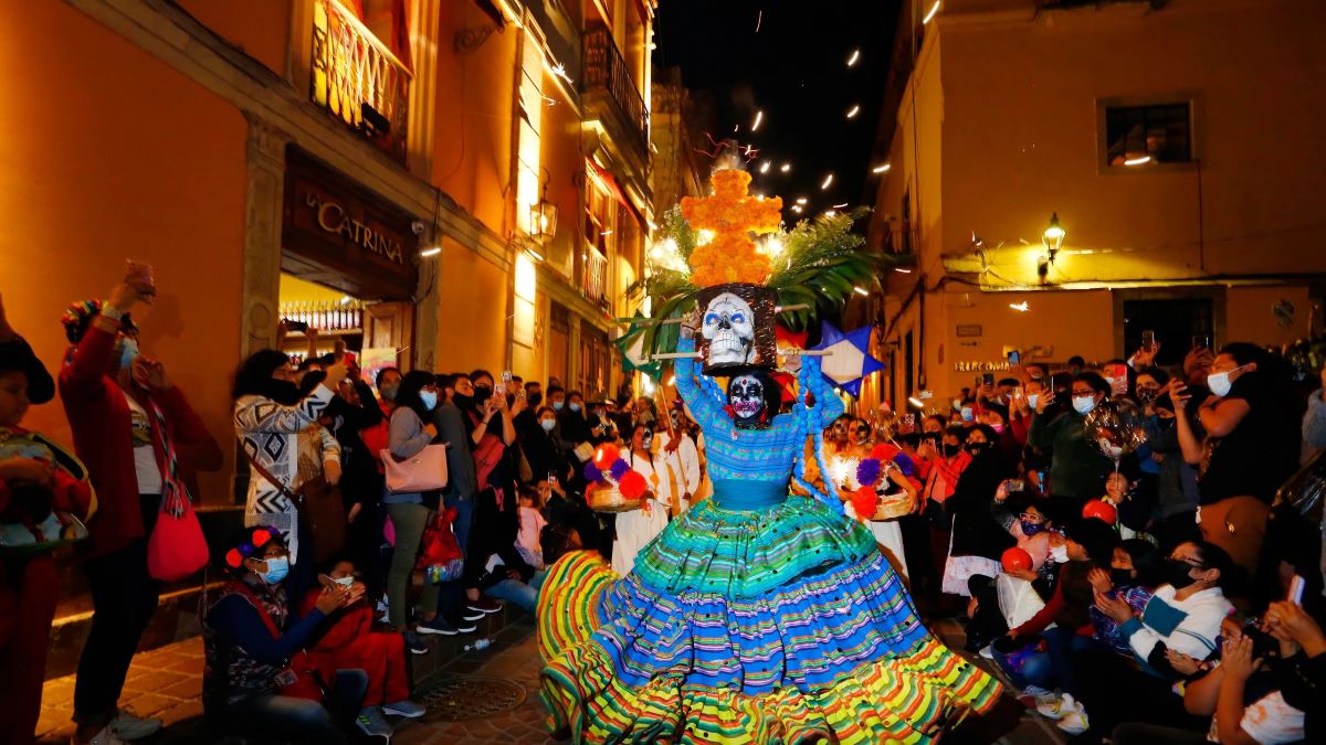 Dia De Los Muertos Dan Lagu Poco Loco
